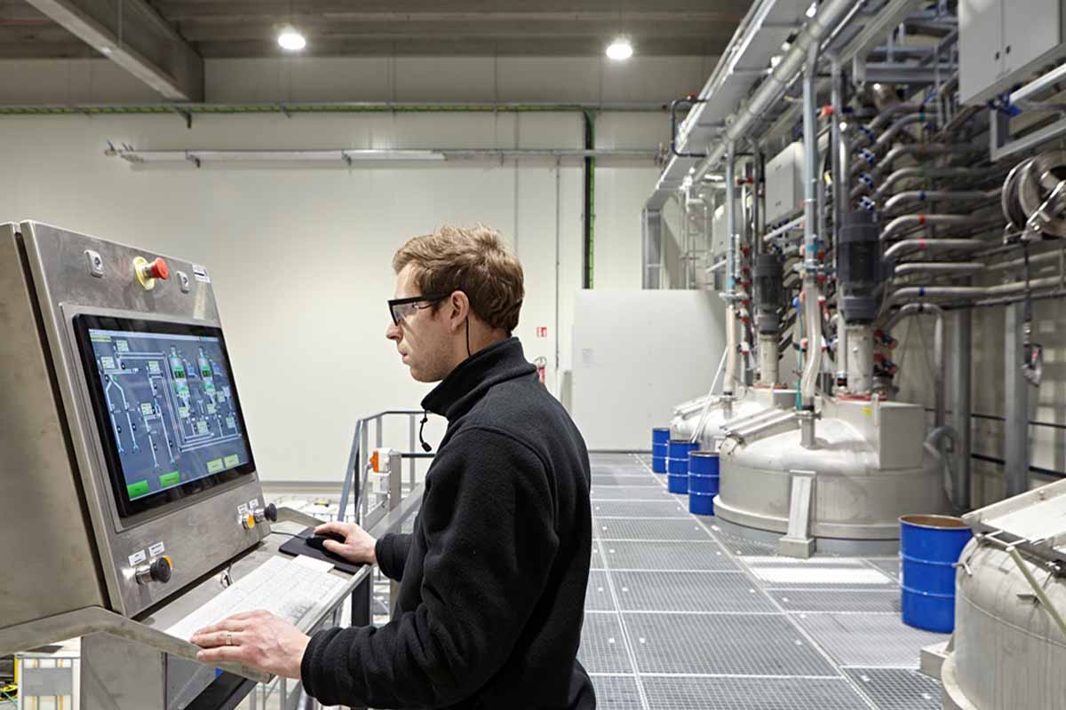 Production of custom compounds based on polymers and additives ...